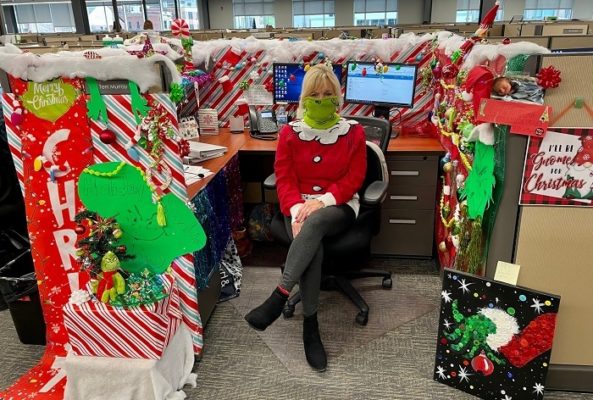 52 Magical Christmas Office Decorations For Every Workspace